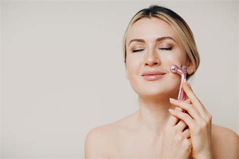 아름다운 젊은 성인 여자 와 마사지 얼굴 롤러 에 베이지 색 배경 30 34세에 대한 스톡 사진 및 기타 이미지 30 34세 건강관리와 의술 건강한 생활방식 Istock