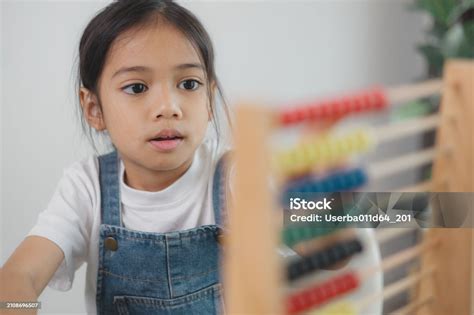유치원 교실에서 주판을 사용하여 숫자를 세는 법을 배우는 귀여운 아시아 어린이 소녀 6 7 살에 대한 스톡 사진 및 기타 이미지 6 7 살 Stem 주제 개발