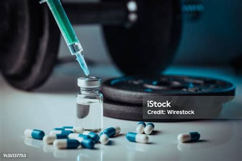 바늘과 의료용 알약이있는 제약 주사기 스포츠에서 불법 도핑 약물 건강관리와 의술에 대한 스톡 사진 및 기타 이미지 건강관리와
