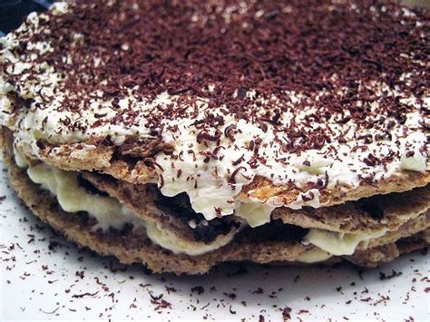 Ореховый торт с шоколадом и взбитыми сливками