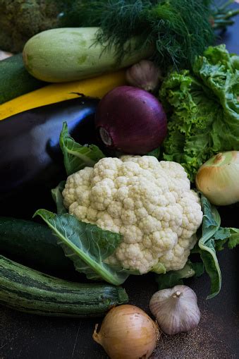 신선한 오이 브로콜리 양배추 콜리플라워 양파 마늘 호박 콩 테이블에는 다양한 채소가 있습니다 0명에 대한 스톡 사진 및 기타