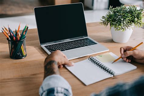 직장에서 노트북에 연필 및 노트북 빈 화면을 작성 하는 사람의 부분 보기 기업 비즈니스에 대한 스톡 사진 및 기타 이미지 기업 비즈니스 남자 남자 사업가 Istock