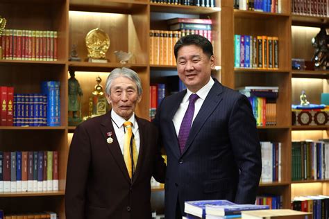 Монгол Улсын Ерөнхийлөгч гавьяат тамирчин ЦРаднаа гуайг хүлээн авч