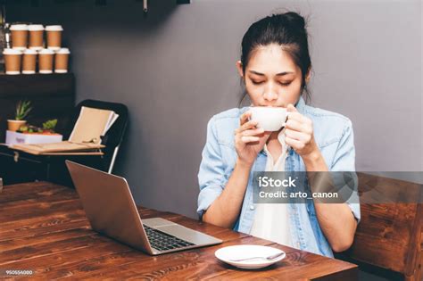 여 자가 마시는 커피와 커피 카페에서 노트북 컴퓨터에 대 한 작업 개성 개념에 대한 스톡 사진 및 기타 이미지 개성 개념 거리 기업가 Istock