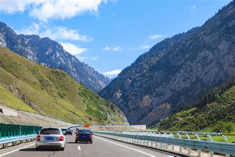 신강 중 산 사이 의 구불구불 한 고속도로 배경 고속도로 차 산 배경 일러스트 및 사진 무료 다운로드 Pngtree