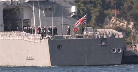 관함식 참석한 우리 해군…욱일기 논란 깃발에 경례