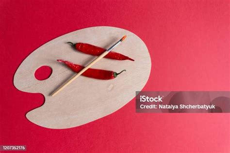 빨간 배경에 나무 깨끗한 팔레트에 아티스트 브러시와 뜨거운 고추 예술에 대한 스톡 사진 및 기타 이미지 예술 음식 화물운반대 Istock