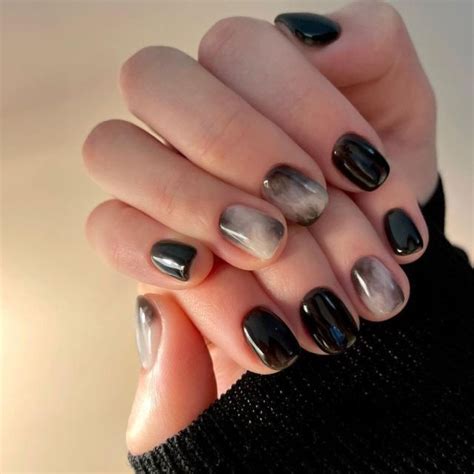 Nail에 있는 Gio님의 핀 글로우 네일 네일 컬러 반짝이는 네일