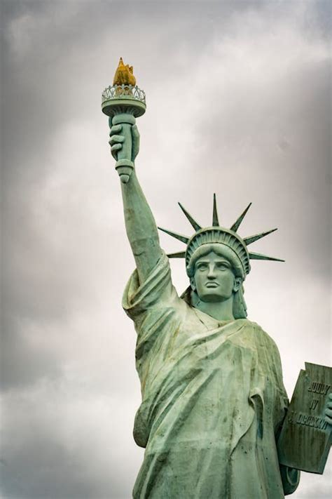 1865 7 월 4 일 7월 4일 건축 관광 관광 명소 구름 낀 하늘 구스타프 에펠 녹색 파티나 뉴욕 동상 랜드마크 리버티 섬 미국 미국 랜드마크