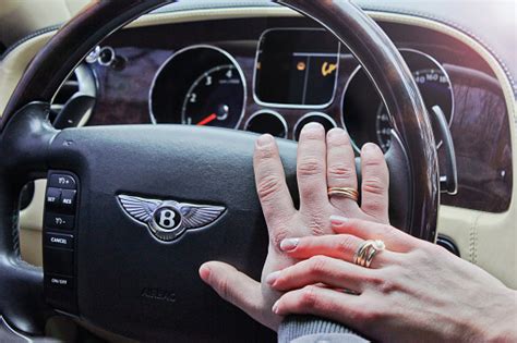 벤틀리 콘티넨탈 플라잉 스퍼 핸들에 함께 남자와 여자의 손 Bentley에 대한 스톡 사진 및 기타 이미지 Bentley 개념 개념과 주제 Istock