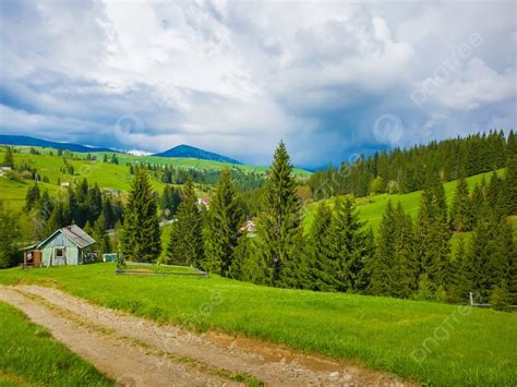 푸른 잔디와 화창한 봄날 우크라이나 카르파티아 언덕에 있는 나무 오두막의 오래된 마을로 이어지는 시골길의 경치 좋은 전망 사진 배경 및 무료 다운로드를위한 그림 Pngtree
