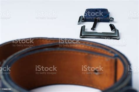 흰색 배경에 고립 된 깨진 파란색 바지 벨트 공간을 복사합니다 0명에 대한 스톡 사진 및 기타 이미지 0명 가죽 개인 장식품 Istock