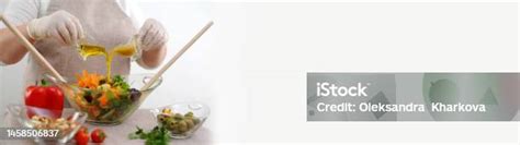 흰 장갑과 앞치마를 입은 요리사 여자가 샐러드를 붓는다 광고 텍스트 야채를 위한 광고판 공간 야채를 알아볼 수 없는 사람들 신선한 샐러드와 함께 그릇에 꿀 겨자 드레싱을