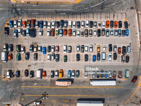 화창한 날에 주차장에 주차 된 도로 건물 및 자동차의 공중보기 0명에 대한 스톡 사진 및 기타 이미지 0명 거리 건물 외관 Istock