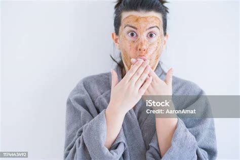 스킨 케어 뷰티 트리트먼트로 화장품 얼굴 마스크를 착용 아름다운 젊은 여성은 실수로 손으로 입을 덮고 충격 비밀 개념입니다