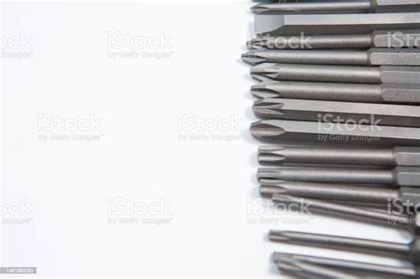 흰색 배경에 케이스에서 수리를위한 도구 세트 다양한 작업 또는 건설 도구 렌치 펜치 스크루 드라이버 상위 뷰 0명에 대한 스톡 사진 및 기타 이미지 Istock