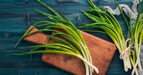 Зеленый лук в банках: как сохранить зелень на зиму – рецепт | FoodOboz