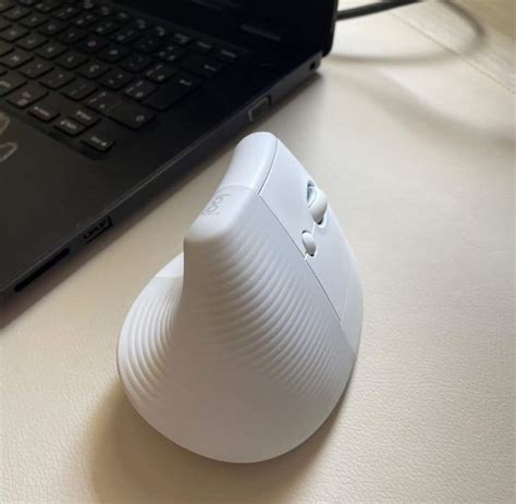 Mouse Sem Fio Logitech Lift Vertical Com Design Ergonômico Para Redução De Tensão Muscular