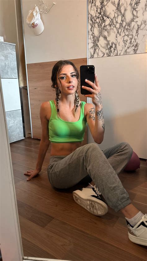 Would Anyone Date An Average Girl Who Doesnt Wear Makeup And Doesnt