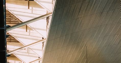 각도 강재 빔 건물 건설 건축 건축 사진 건축 세부 사항 건축 특징 공백 구조 구조 설계 그림자 금속 기하학적 도시의 디자인 미니멀리스트