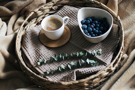 침대 개념에서 아침 식사 하얀 컵에 우유를 넣고 나무 쟁반에 신선한 블루베리를 넣은 커피 침실에서 식사 모닝 커피 0명에 대한 스톡 사진 및 기타 이미지 Istock