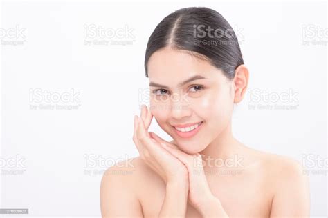 흰색 배경 스튜디오를 통해 고립 된 젊은 미소 여자의 뷰티 초상화를 닫습니다 사람 얼굴에 대한 스톡 사진 및 기타 이미지 사람 얼굴 여자 피부 관리 Istock
