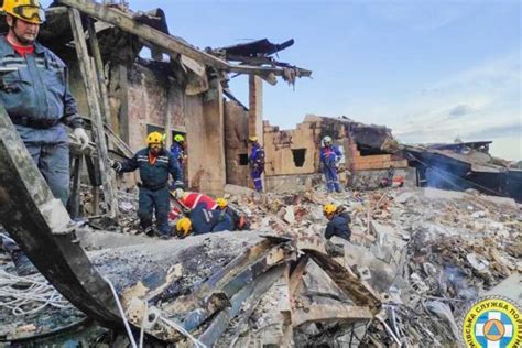 Ракетний удар по Києву рятувальники продовжують розбирати завали фото Новости Section Ukr Net