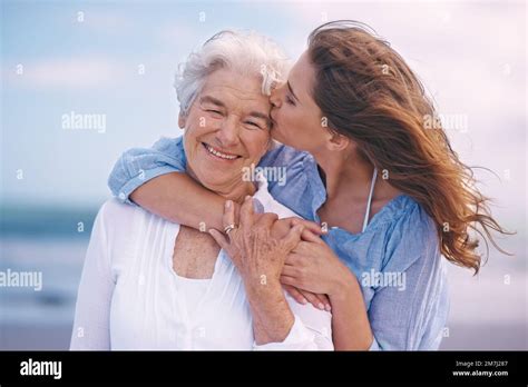 Ils Ne Prennent Pas Un Moment Pour Acquis Une Belle Jeune Femme Donnant Sa M Re G E Un