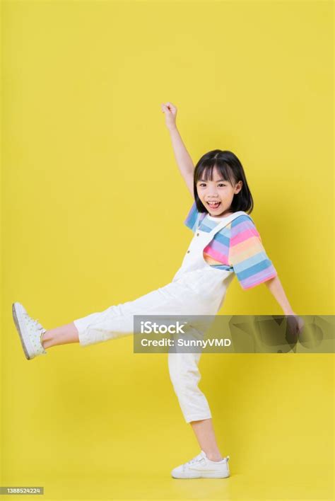 노란색 배경에 포즈를 취하는 아시아 어린이의 전체 길이 이미지 아이에 대한 스톡 사진 및 기타 이미지 아이 전신 어린 시절 Istock