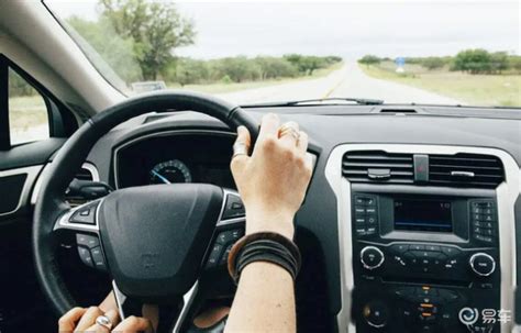 新手开车如何做到安全驾驶？心态放平，多加练习 易车