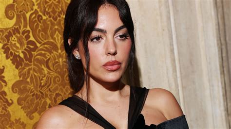 Georgina Rodríguez Apuesta Por El Bikini Más Favorecedor Para Potenciar