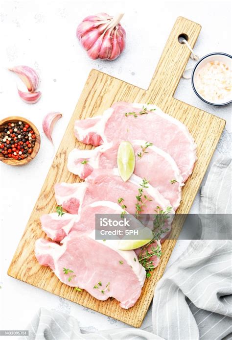 생 돼지 고기 볶음 마늘 백리향 및 후추로 요리하기 위해 준비된 커팅 보드의 고기 하얀 부엌 테이블 평면도 0명에 대한 스톡 사진 및 기타 이미지 Istock