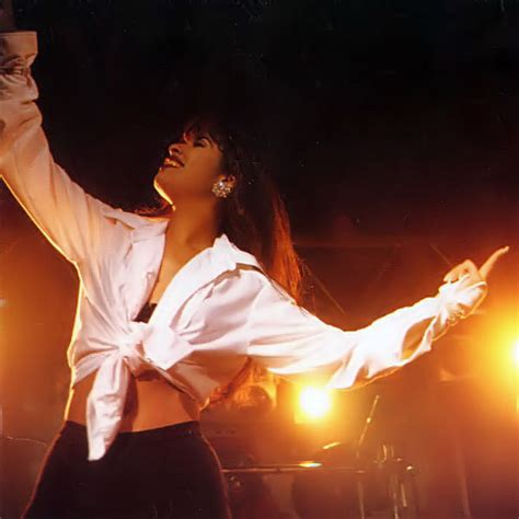 10 Rarely Seen Photos Of Selena Quintanilla Letting Her Curly Hair