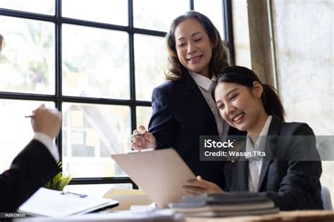 비즈니스 회의 고위 관리자는 회의실의 직원들과 이야기하고 회의 중에 회사의 인사 개발 코칭에 대해 논의합니다 18 19세에 대한 스톡 사진 및 기타 이미지 Istock