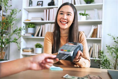 Personas Pago Cuenta Con Crédito Tarjeta Por Exploración En Un Tarjeta