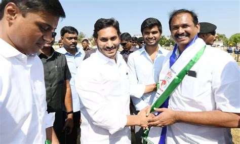 వైసీపీలో చేరిన టీడీపీ మాజీ ఎమ్మెల్సీ ex tdp mlc naresh kumar reddy