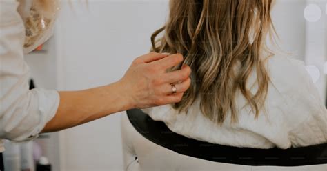 머리를 손질하는 여자 사진 Unsplash의 코이푹르 이미지