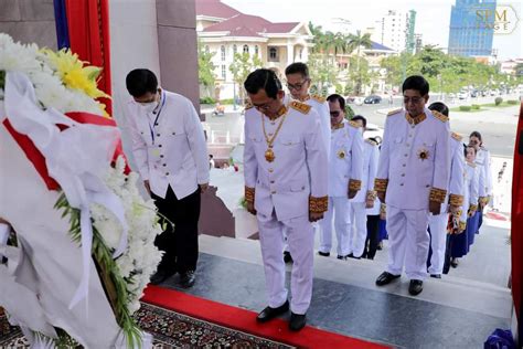សម្តេចតេជោ មន្ត្រីរាជការអញ្ជើញដាក់ កម្រងផ្កា គោរព វិញ្ញាណក្ខន្ធ នៅ វិមានឯករាជ្យ ក្នុងឱកាស