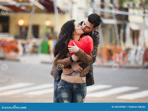 Het Jonge Paar Kussen Op De Straat Stock Foto Image Of Verhouding Menselijk
