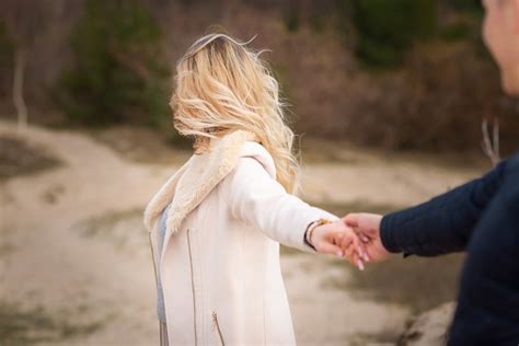 따라 오세요 로맨틱 한 개념 남자의 손을 잡고 야외에서 긴 금발 머리를 가진 젊은 백인 여성 함께 여행 20 24세에 대한 스톡 사진 및 기타 이미지 Istock