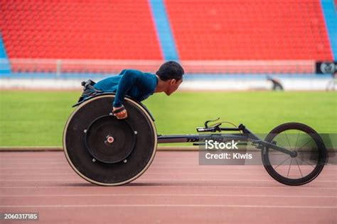 장애인 장애인 아시아 청년 선수들이 경기장에서 핸드사이클 연습을 하고 있다 매력적인 절단 장애인 남자 러너 운동과 신체적 한계에 관계없이 패럴림픽 대회를 위한 연습 운동