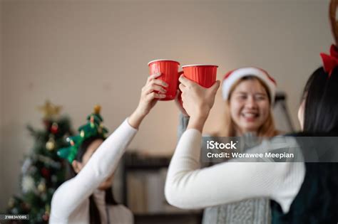 휴일 복장을 한 동료들과 함께 음료와 쾌활한 분위기를 즐기는 축제 사무실 크리스마스 파티 축하 3 명에 대한 스톡 사진 및 기타 이미지 Istock