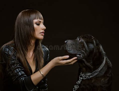 Сексуальная женщина с собакой Стоковое Изображение изображение насчитывающей молодо ангстрома
