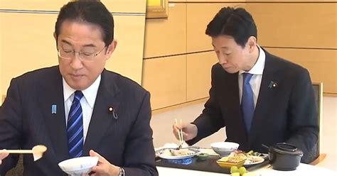 ВИДЕО Японы Ерөнхий сайд Фукушимагийн ойролцоогоос барьсан загас иджээ