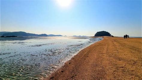 모세의 기적 대한민국 오대 관광지 선재도 목섬 물이 빠지면 배없이 들어갈 수 있는 섬 황금모래사장 아름다운 모래밭길을 산책하듯 걸어들어갈 수 있다대부도에서 영흥도 들어가는