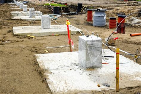 Rij Betonsluitingen Voor Stalen Kolommen Op De Bouwplaats Van Een Nieuw