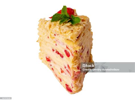 민트로 장식 된 딸기로 얇게 썬 나폴레옹 케이크 패스트리 크림을 곁들인 다층 케이크 전통적인 프랑스 디저트 가꿔주기에 대한 스톡 사진 및 기타 이미지 Istock