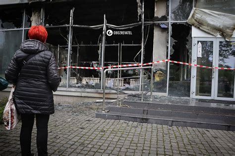 Рятувальники показали наслідки падіння уламків у двох районах Києва ФОТО