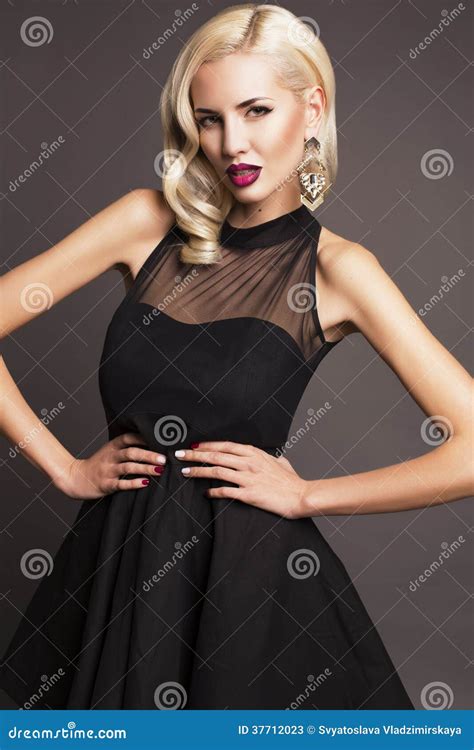 Sexy Frau Mit Dem Blonden Haar Im Schwarzen Kleid Stockbild Bild Von