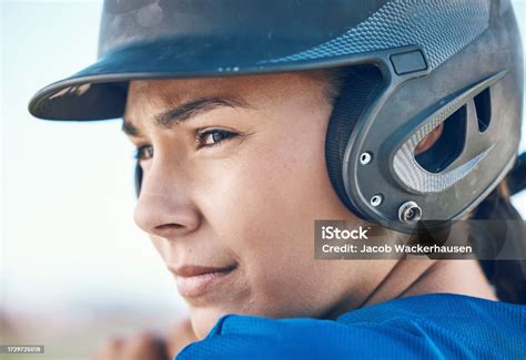 야구 얼굴 헬멧을 쓴 사람이 스포츠 경기나 경기를 위해 경기장 야외에서 활동하고 있습니다 경기 훈련 또는 운동에 대한 헌신과 체력을 갖춘 프로 운동 선수 또는 소프트볼 여성